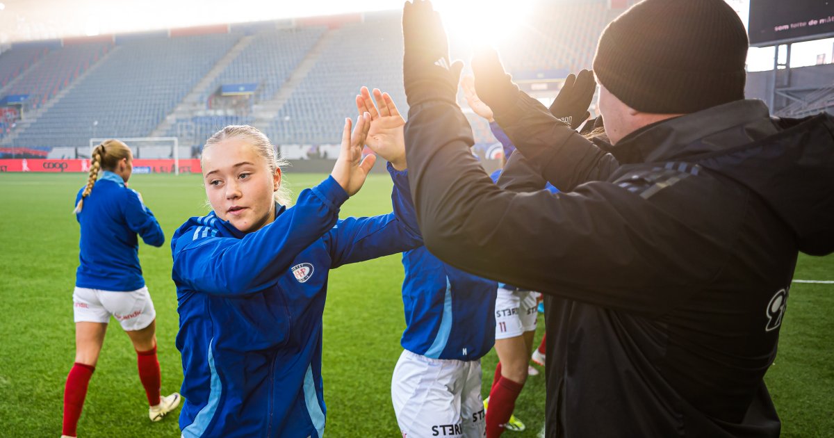 Tomine Enger og Marie Preus med J18-landslaget / Vålerenga Fotball Damer